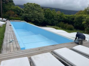 The Best Swimming Pool Designs for Family Homes | Modern Backyard Pool ...